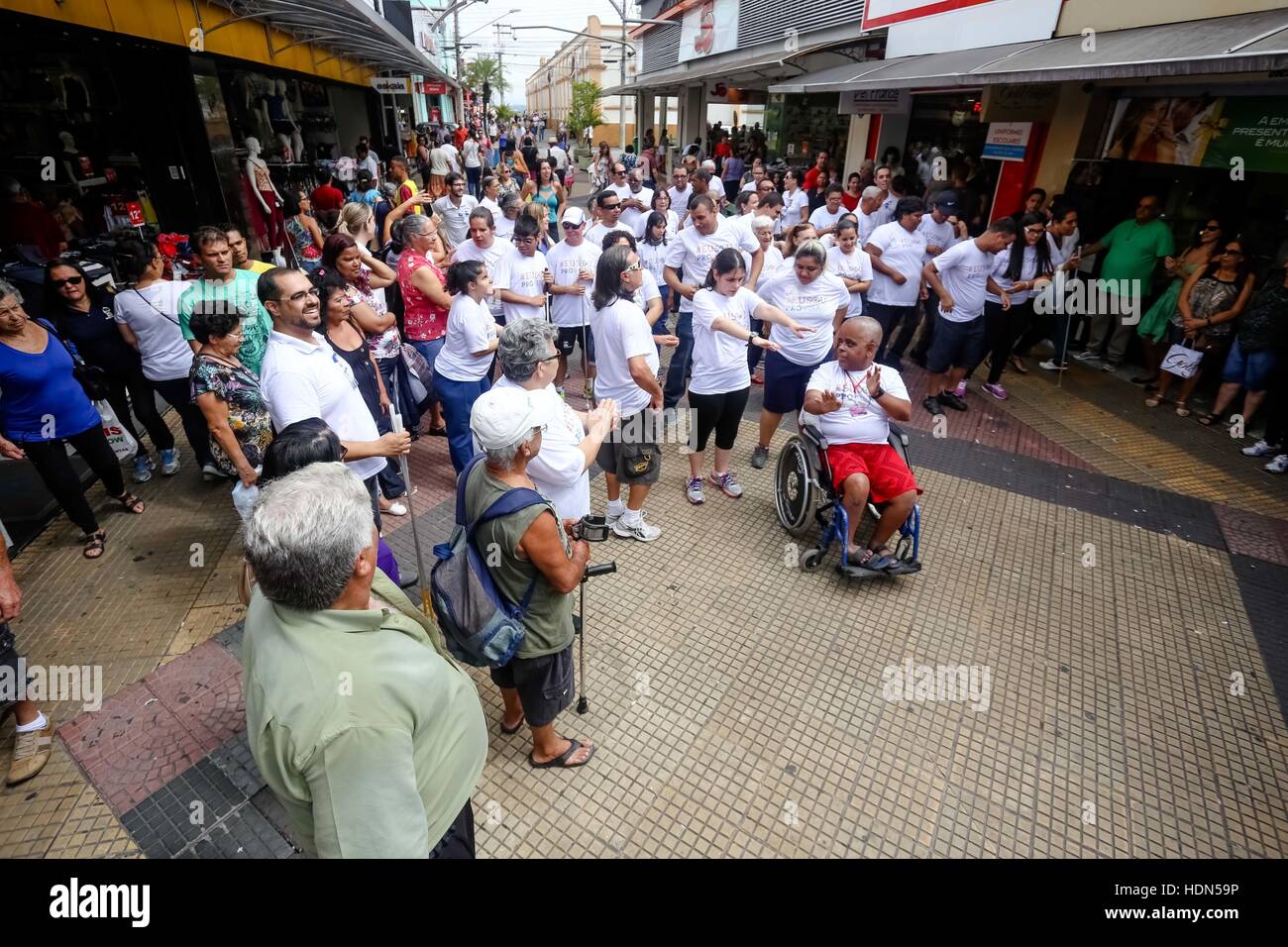 SÃO JOSÉ DOS CAMPOS, SP - 13.12.2016: DIA NACIONAL DO DEFICIENTE VISUAL ...