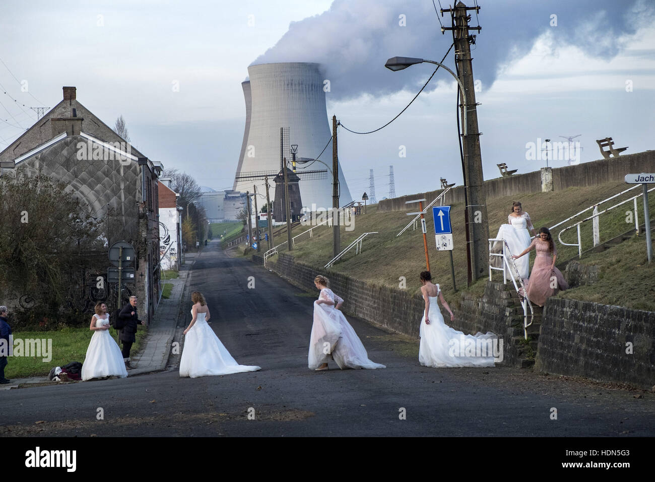Doel, Belgium. 9th Dec, 2016. Belgium, Doel. The cooling towers of the ...
