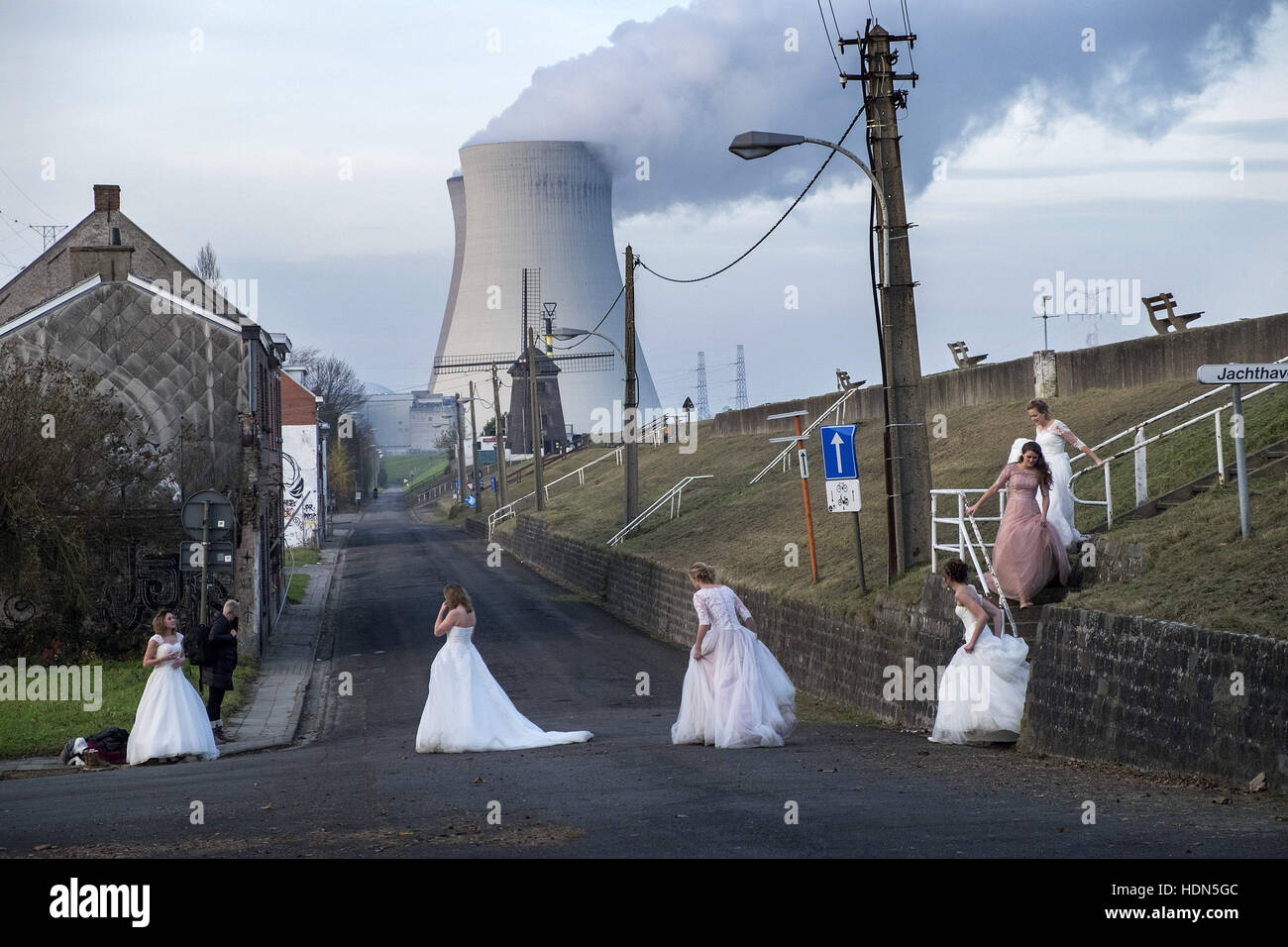 Doel, Belgium. 9th Dec, 2016. Belgium, Doel. The cooling towers of the ...
