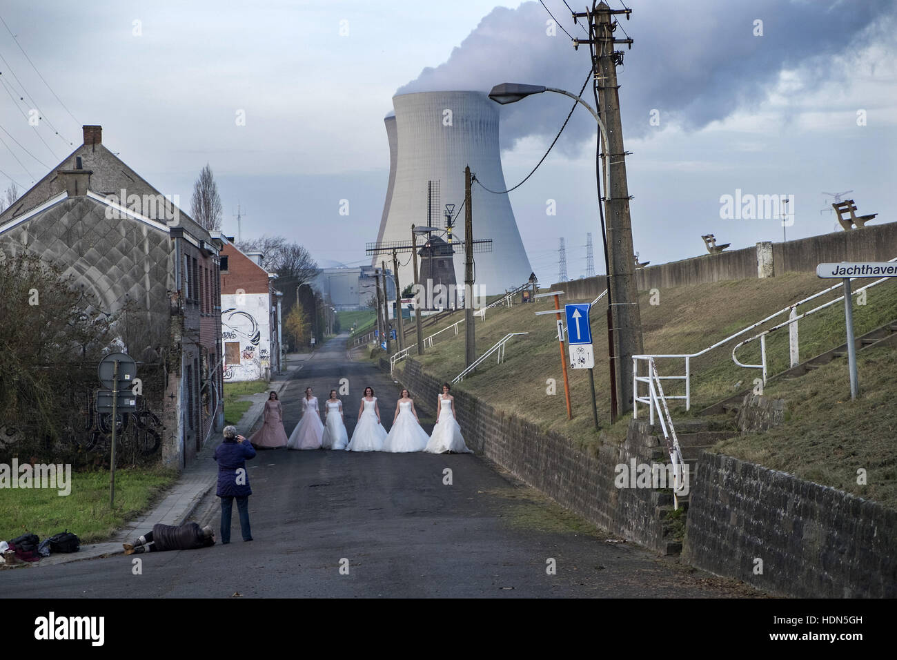 Doel, Belgium. 9th Dec, 2016. Belgium, Doel. The cooling towers of the ...