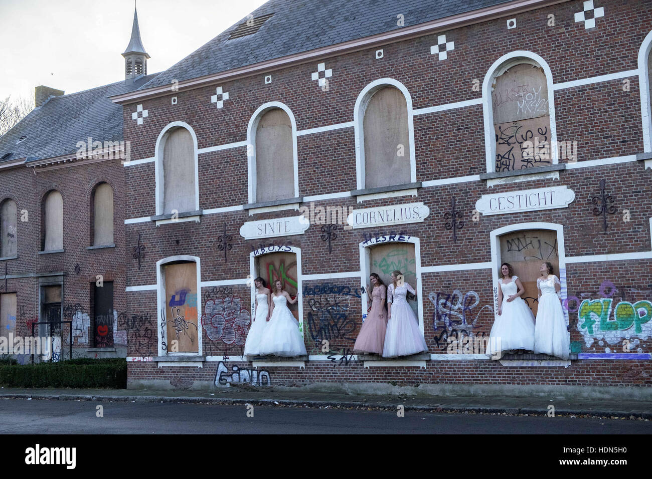 Doel, Belgium. 9th Dec, 2016. Belgium, Doel. The cooling towers of the ...