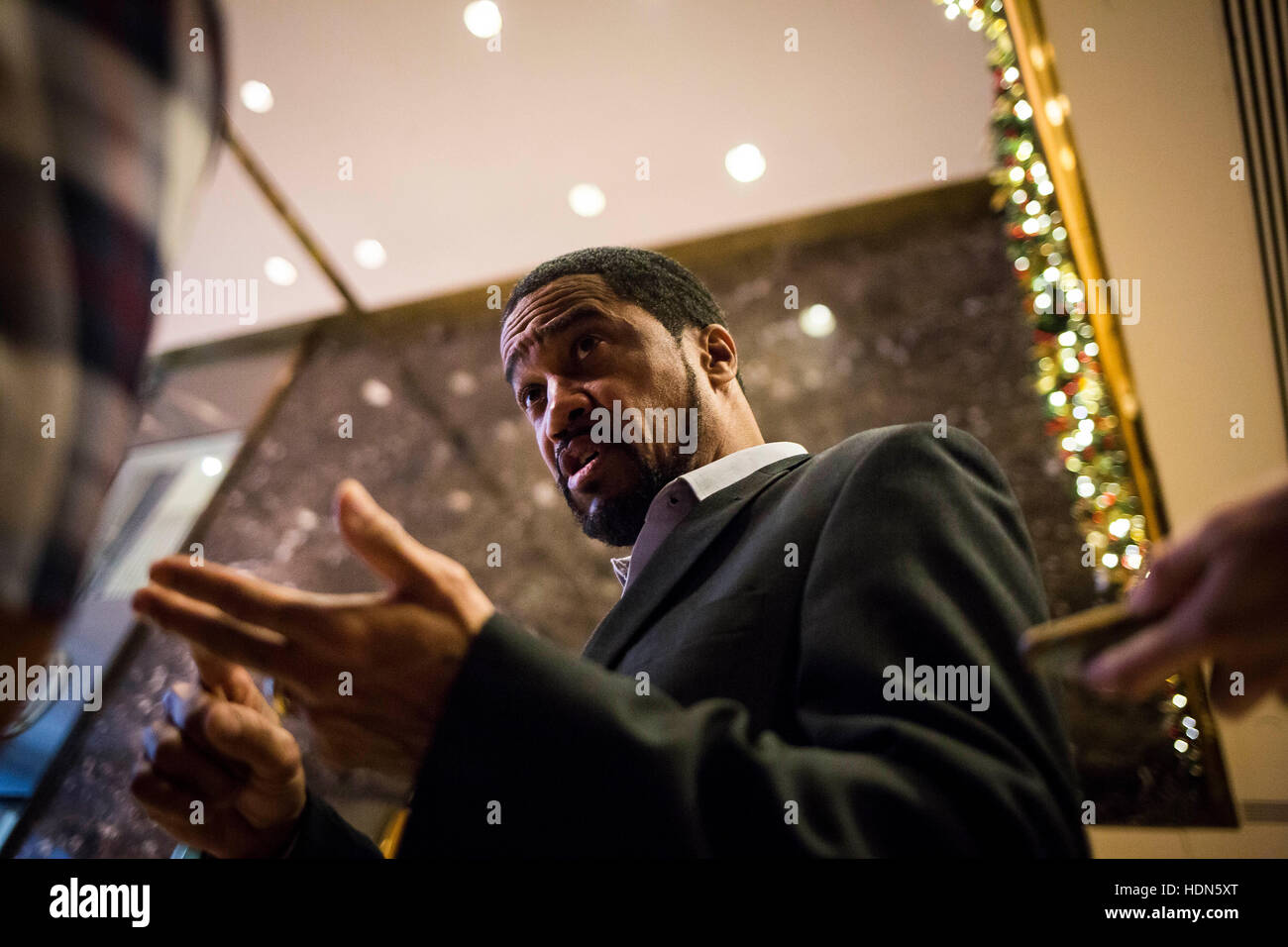 Manhattan, New York, USA. 13th Dec, 2016. Darrell Scott, a Cleveland ...