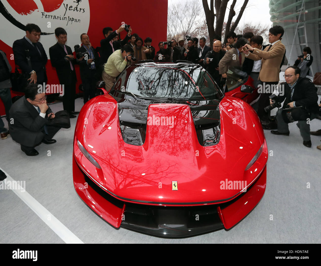 Tokyo, Japan. 13th Dec, 2016. Japanese journalists admire Italian ...