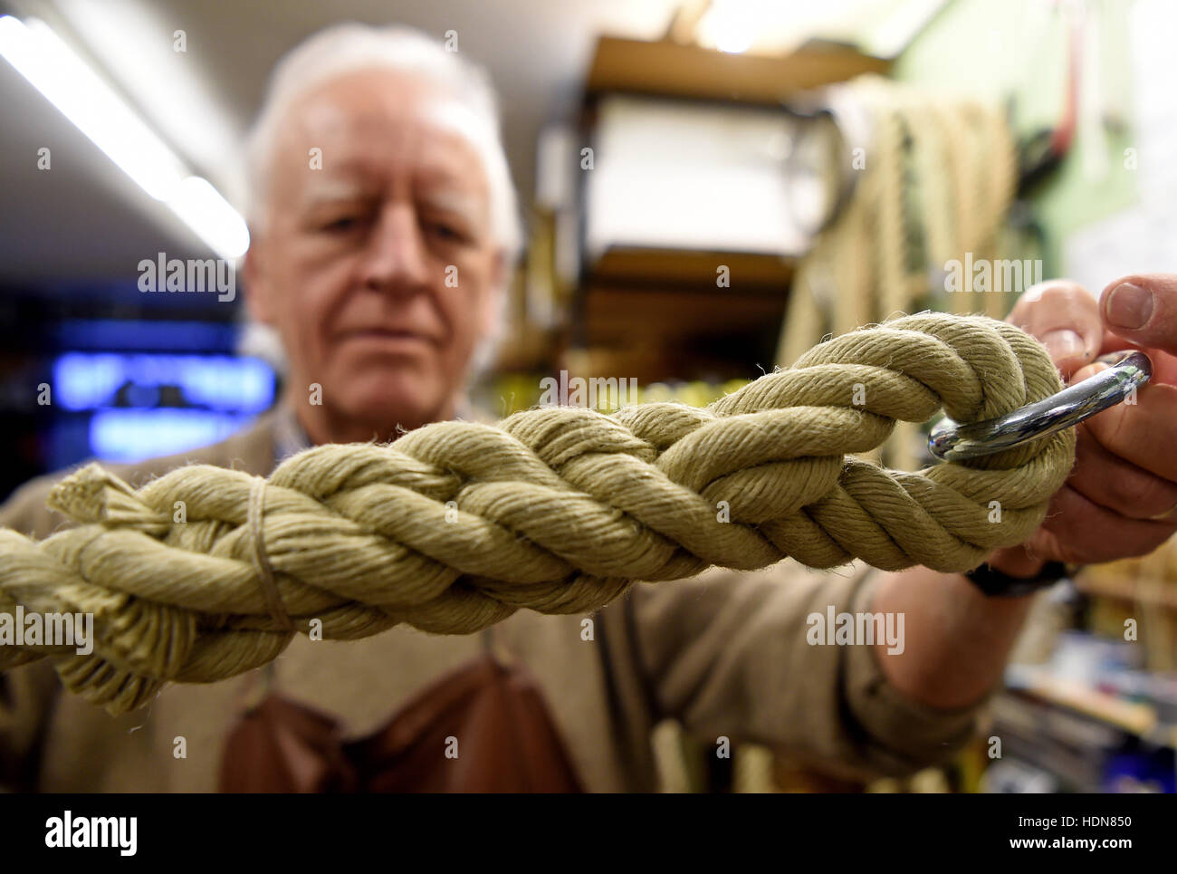 Hanover, Germany. 8th Dec, 2016. Ropemaker Hans-Dieter Jaehnig-Rockmann ...