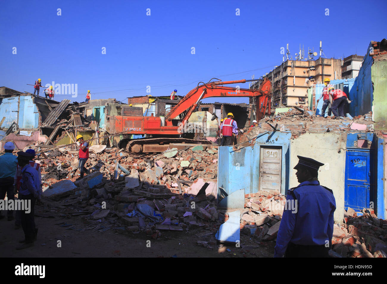 India mumbai slum huts close hi-res stock photography and images - Alamy