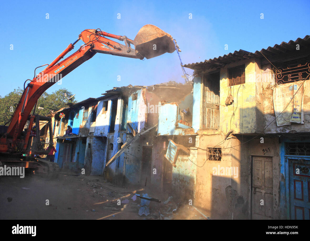 India mumbai slum huts close hi-res stock photography and images - Alamy
