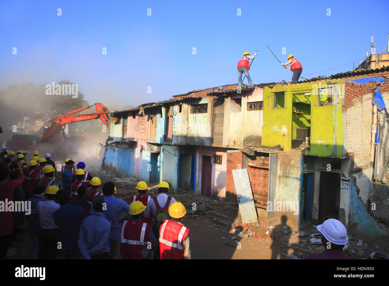 India mumbai slum huts close hi-res stock photography and images - Alamy