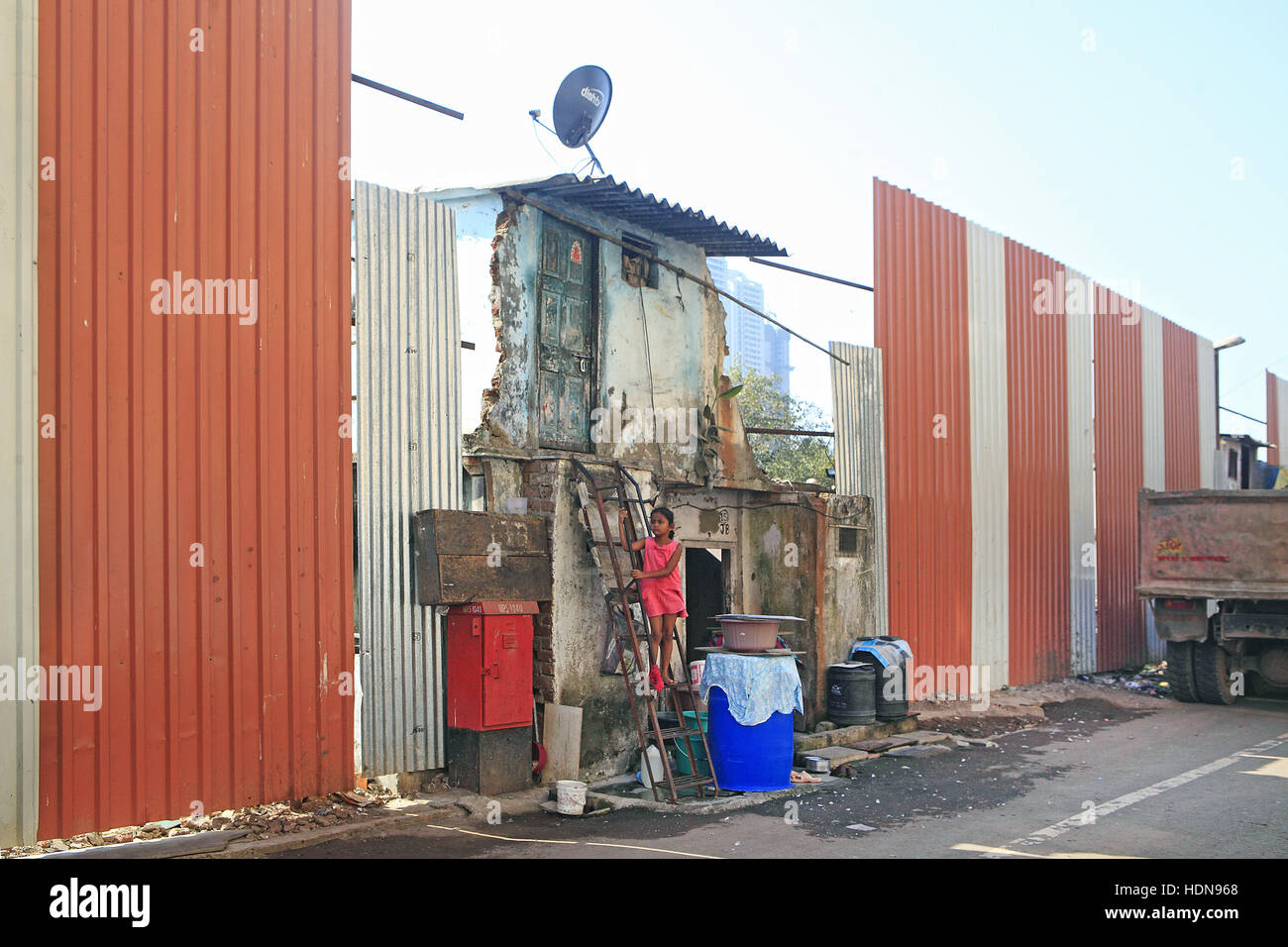 India mumbai slum huts close hi-res stock photography and images - Alamy