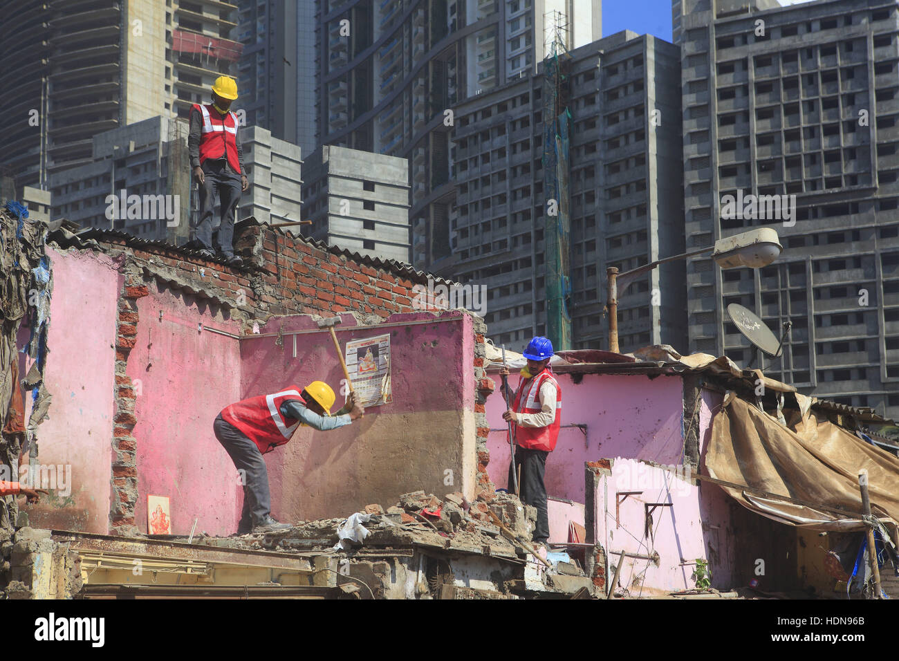 India mumbai slum huts close hi-res stock photography and images - Alamy