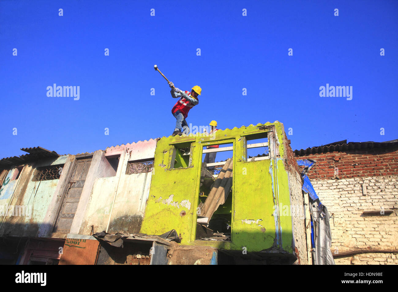 India mumbai slum huts close hi-res stock photography and images - Alamy