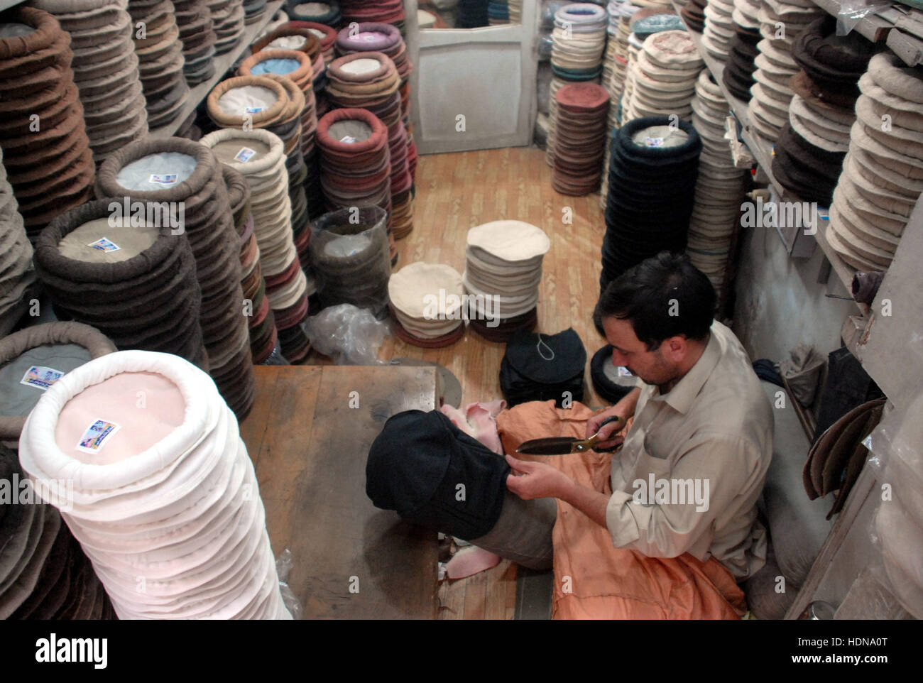 Peshawar. 14th Dec, 2016. A craftsman knits a traditional cap at a ...