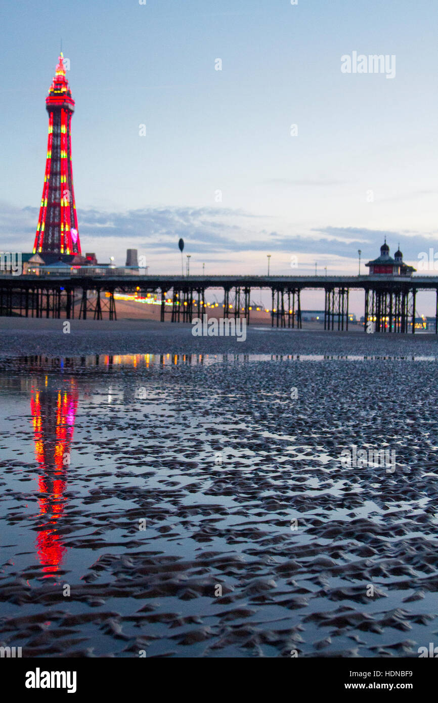 Blackpool, Lancashire, UK. 14th Dec, 2016. UK Weather: Sunset over ...