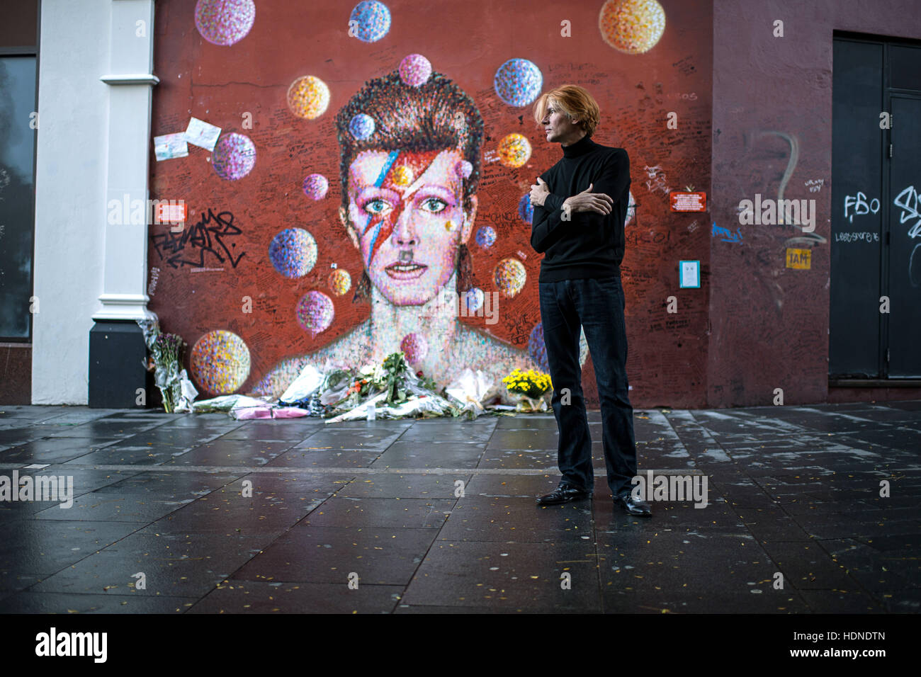 London, UK. 10th Nov, 2016. Musician Charlie Fowler pictured in front ...
