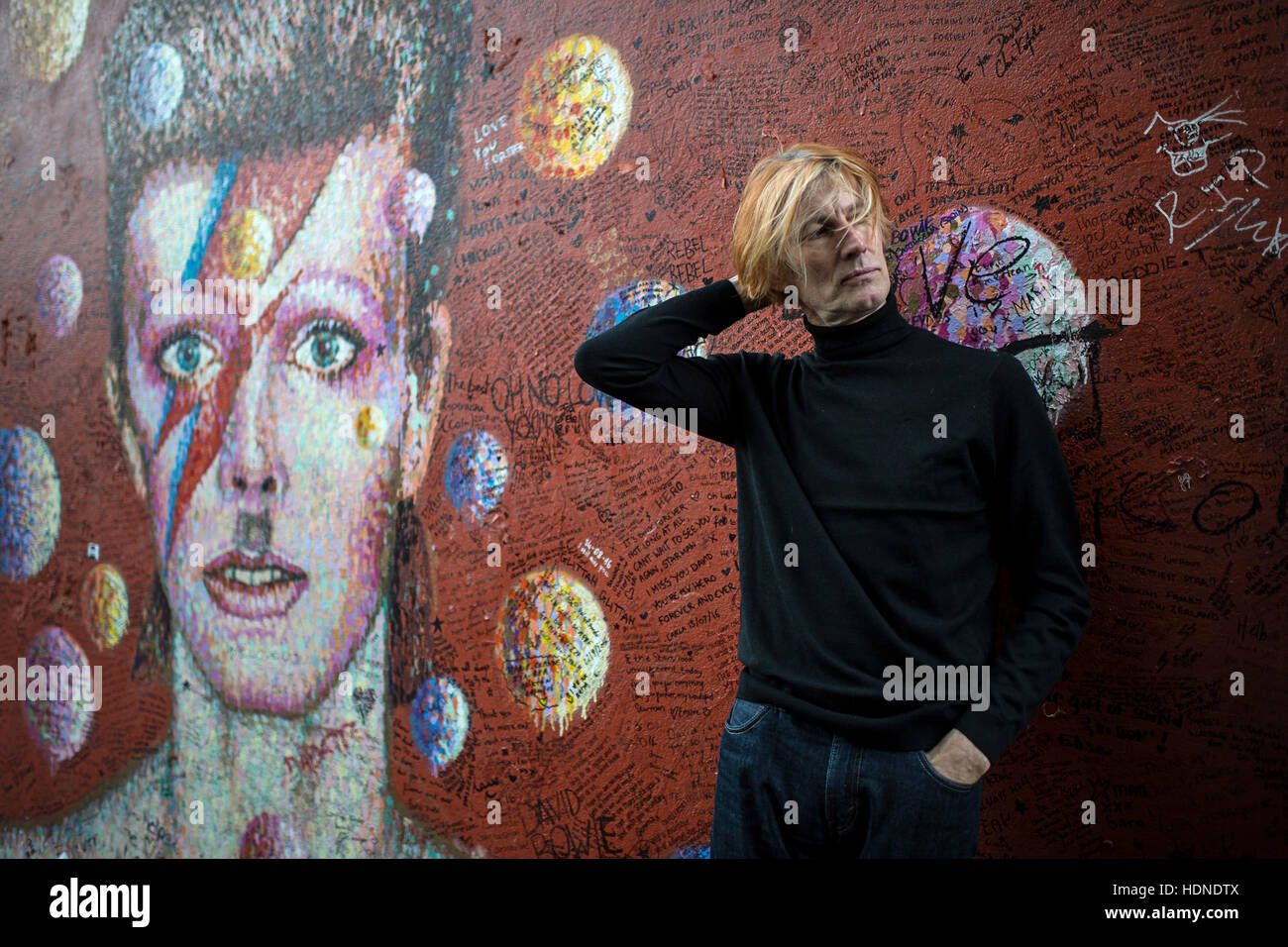 London, UK. 10th Nov, 2016. Musician Charlie Fowler pictured in front ...
