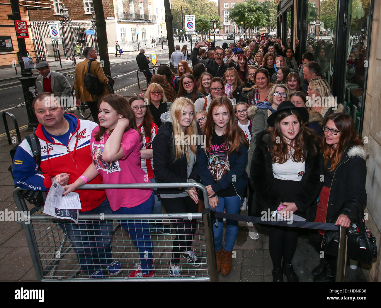 Book signing queue hi-res stock photography and images - Alamy