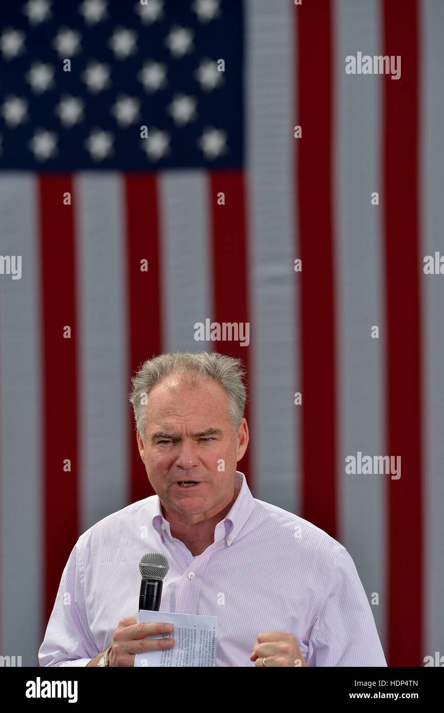 Senator tim kaine d va hi-res stock photography and images - Alamy