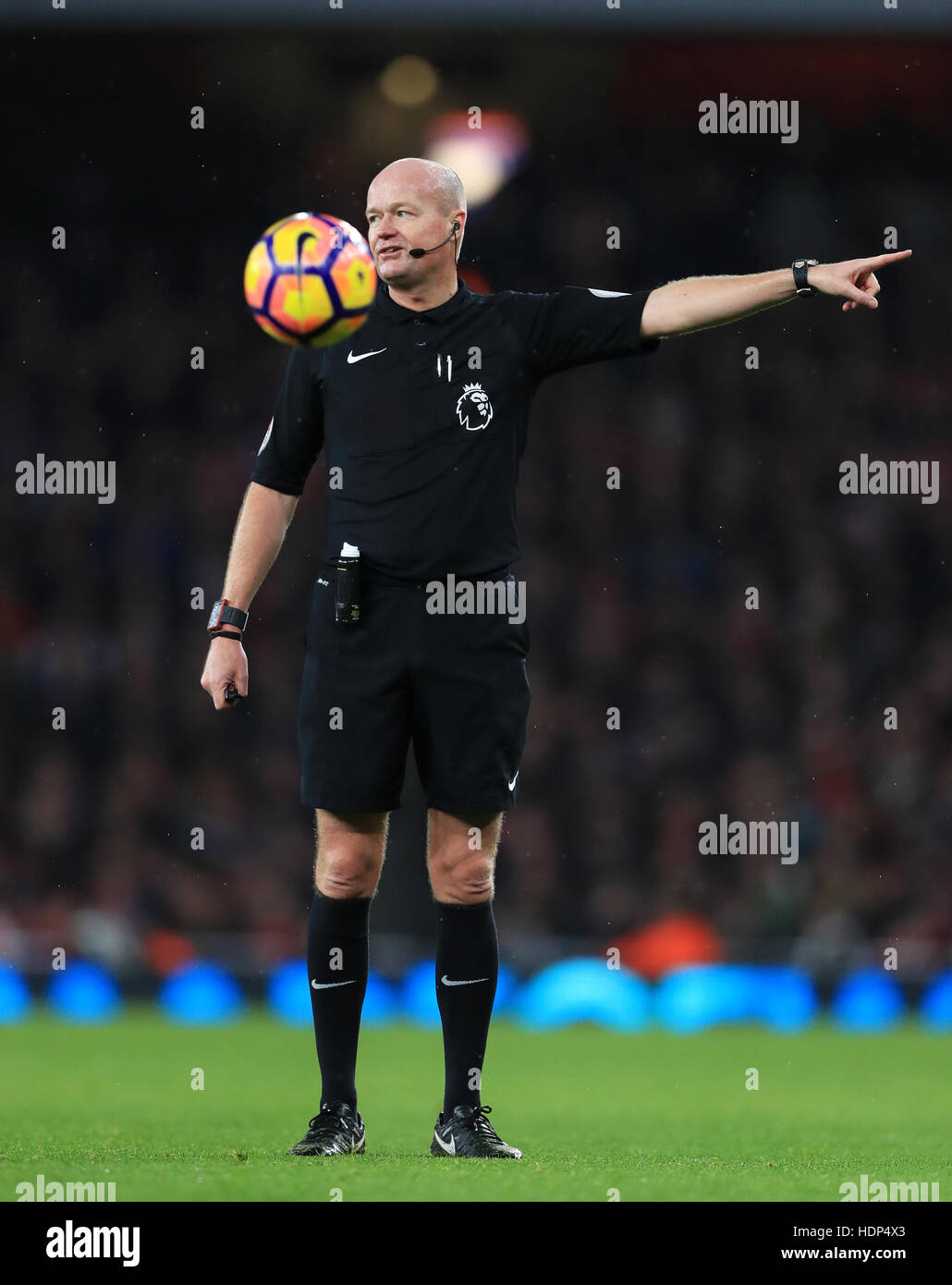 Referee Lee Mason Stock Photo - Alamy