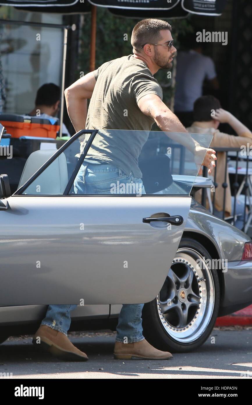 Jessie Metcalfe grabs a coffee from Alfred on Melrose Place Featuring ...