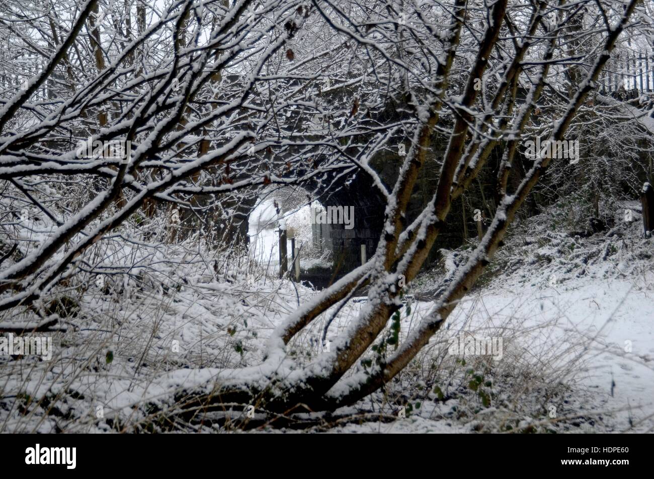 Snowy railway arch hi-res stock photography and images - Alamy
