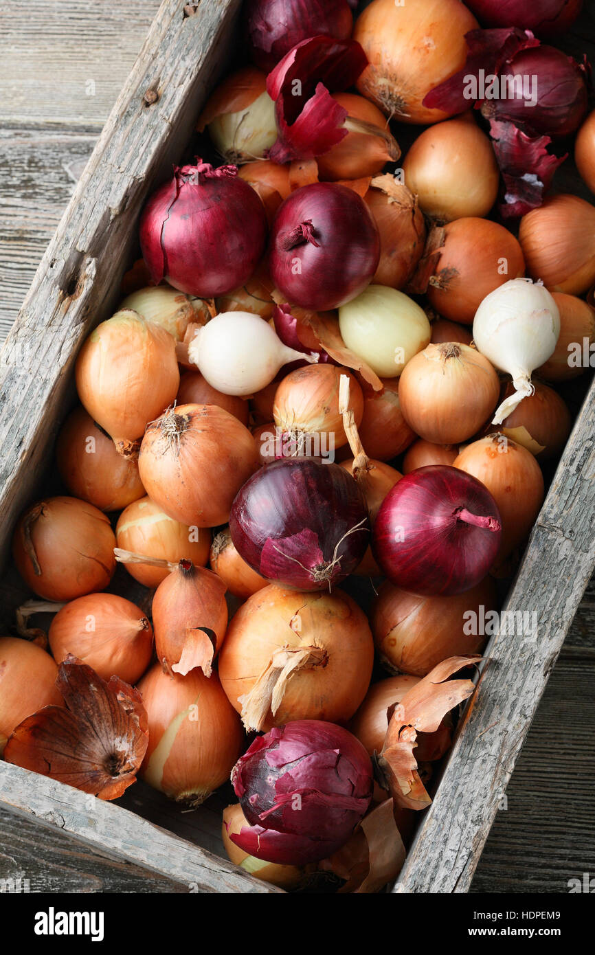 Onions mix in wooden crate, food Stock Photo - Alamy