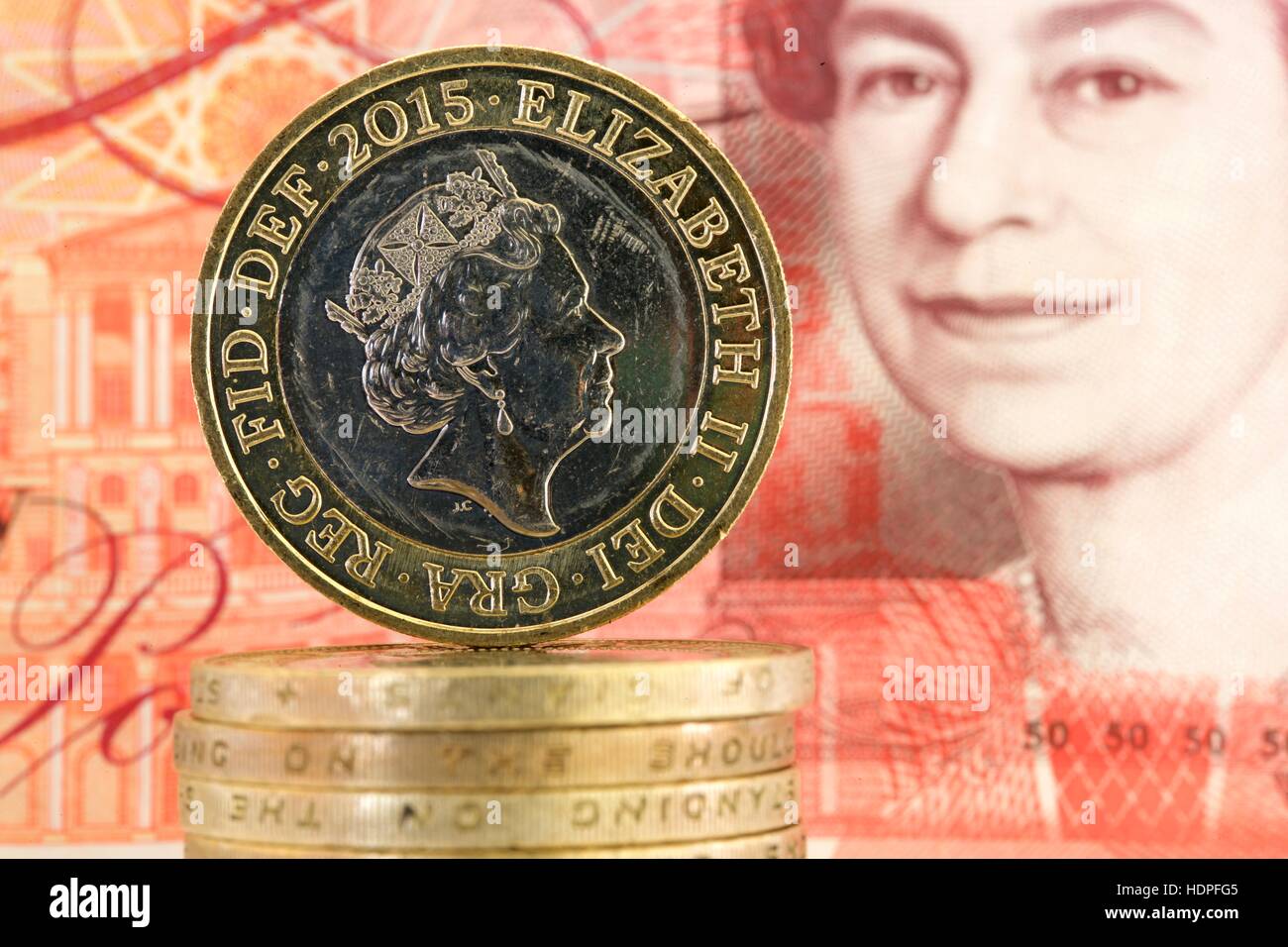 Two pound coins and bank notes hi-res stock photography and images - Alamy