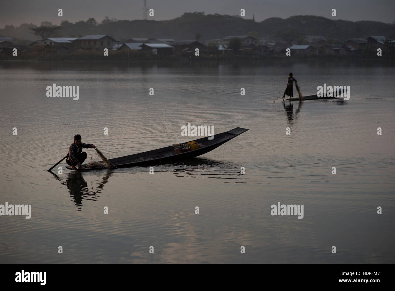 Fishermen at work in the Tharzi Pond in Nyaungshwe, Myanmar Stock Photo ...