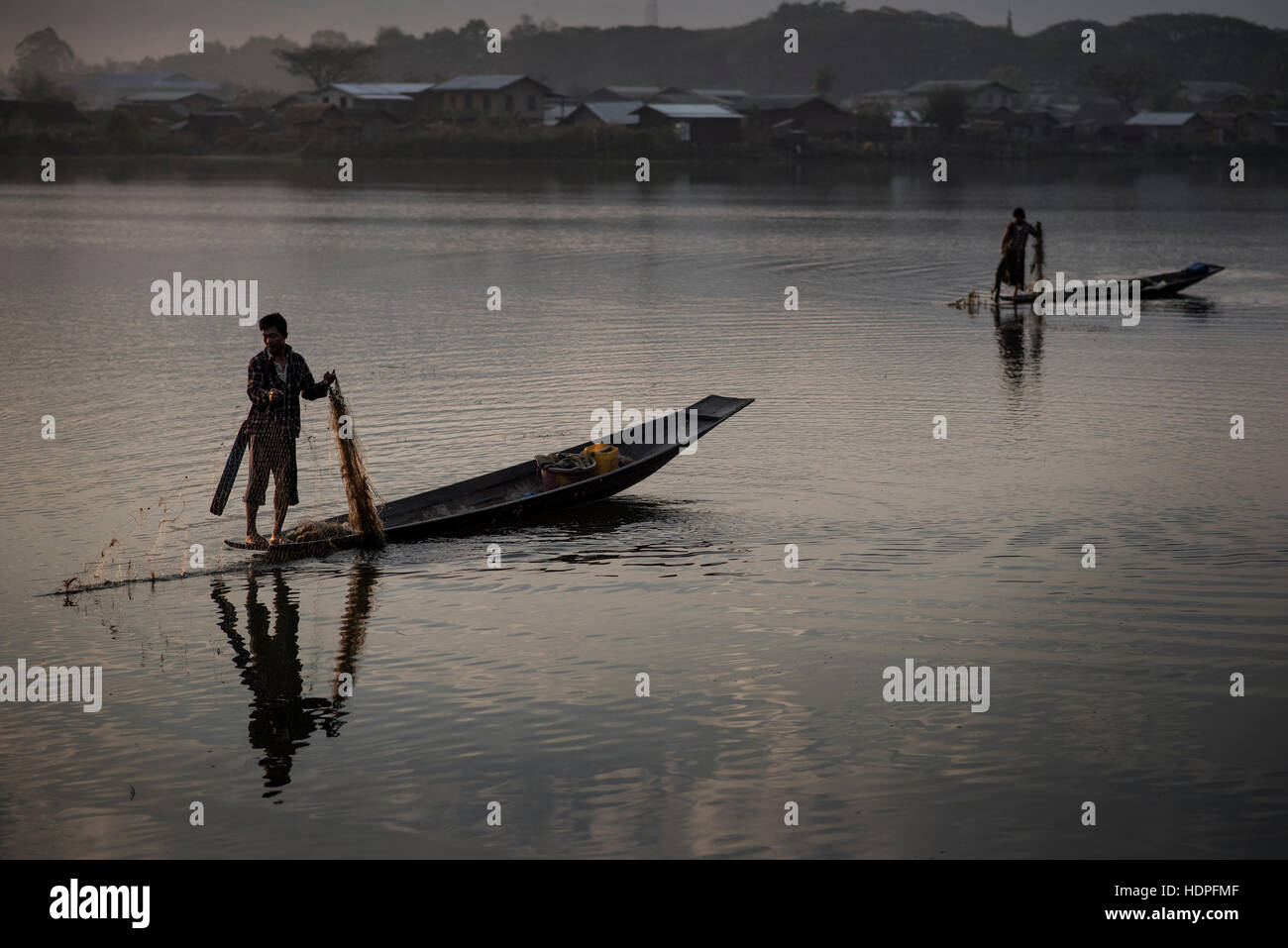 Fishermen at work in the Tharzi Pond in Nyaungshwe, Myanmar Stock Photo ...