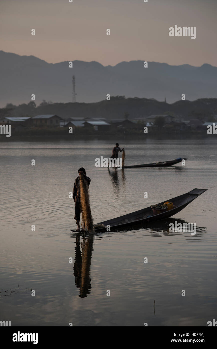 Fishermen at work in the Tharzi Pond in Nyaungshwe, Myanmar Stock Photo ...