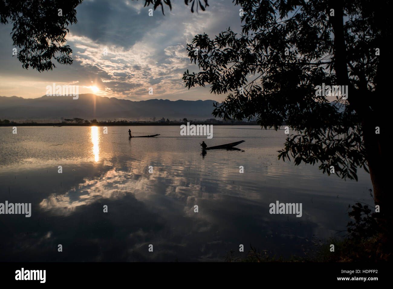 Fishermen at work in the Tharzi Pond in Nyaungshwe, Myanmar Stock Photo ...