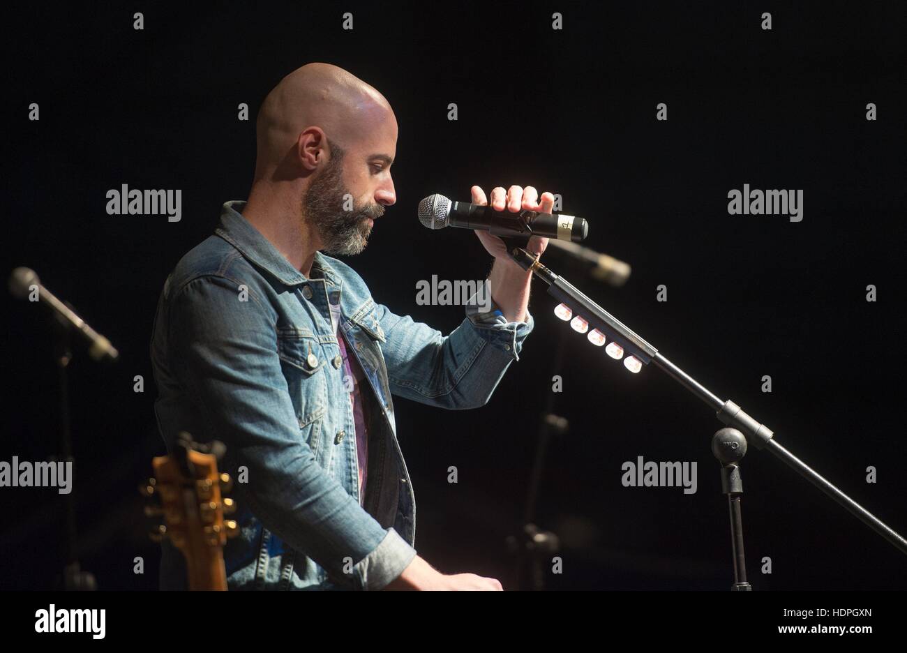 Singer Chris Daughtry performs for U.S. troops and their families ...