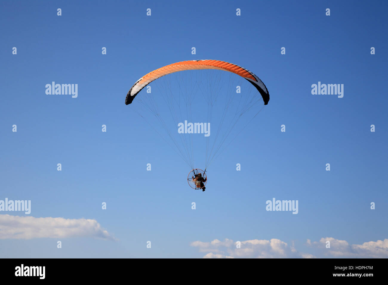 Paramotor glider flyes in the air Stock Photo - Alamy