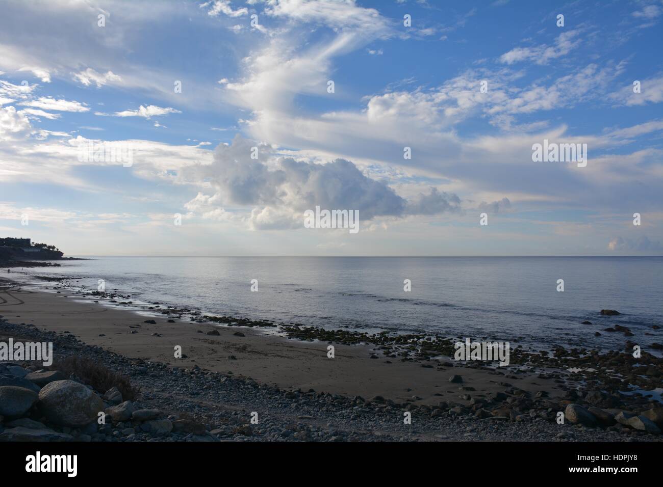 Afternoon beach photo with ocean behind Stock Photo - Alamy