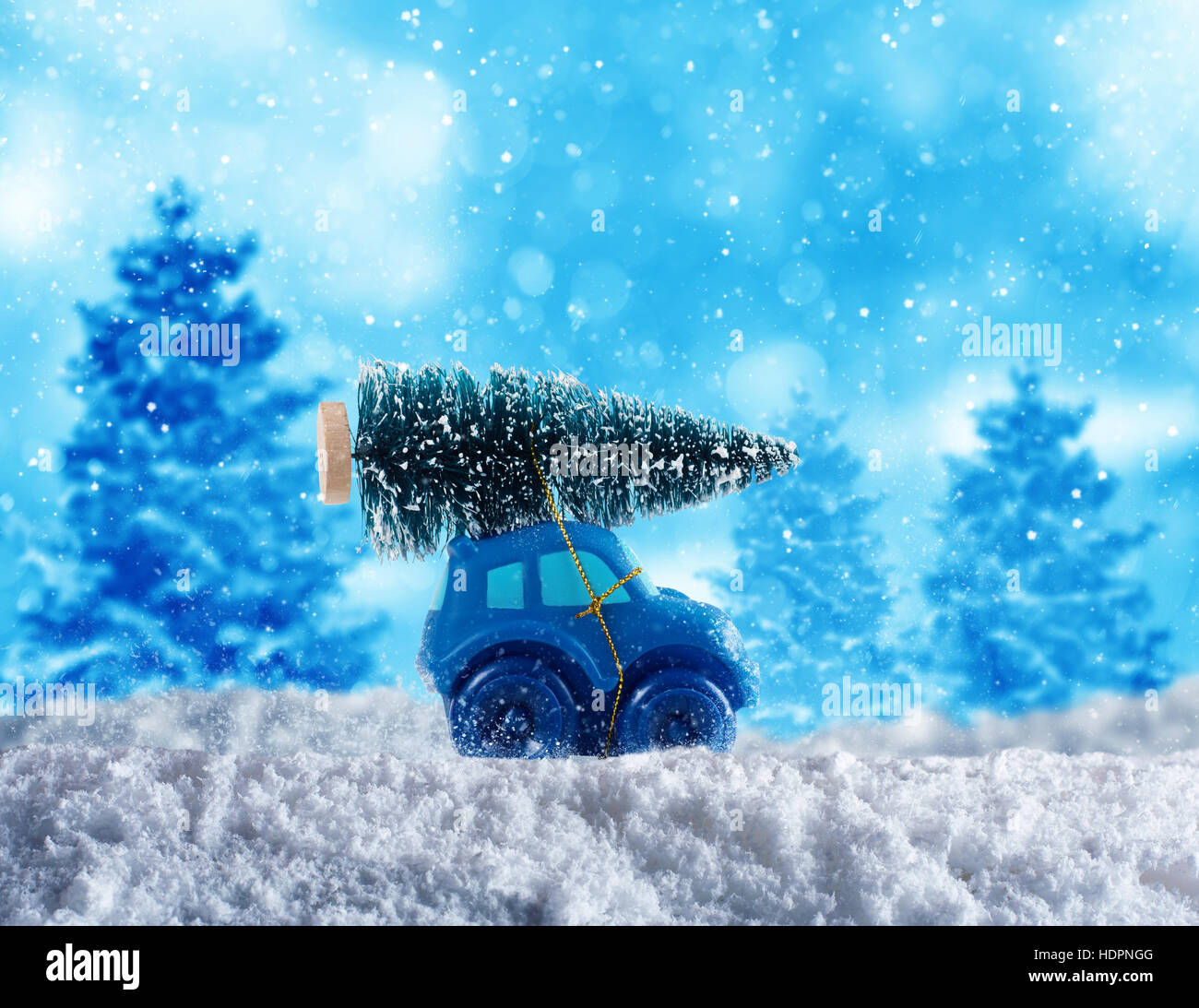 Snowy holiday hi-res stock photography and images - Alamy