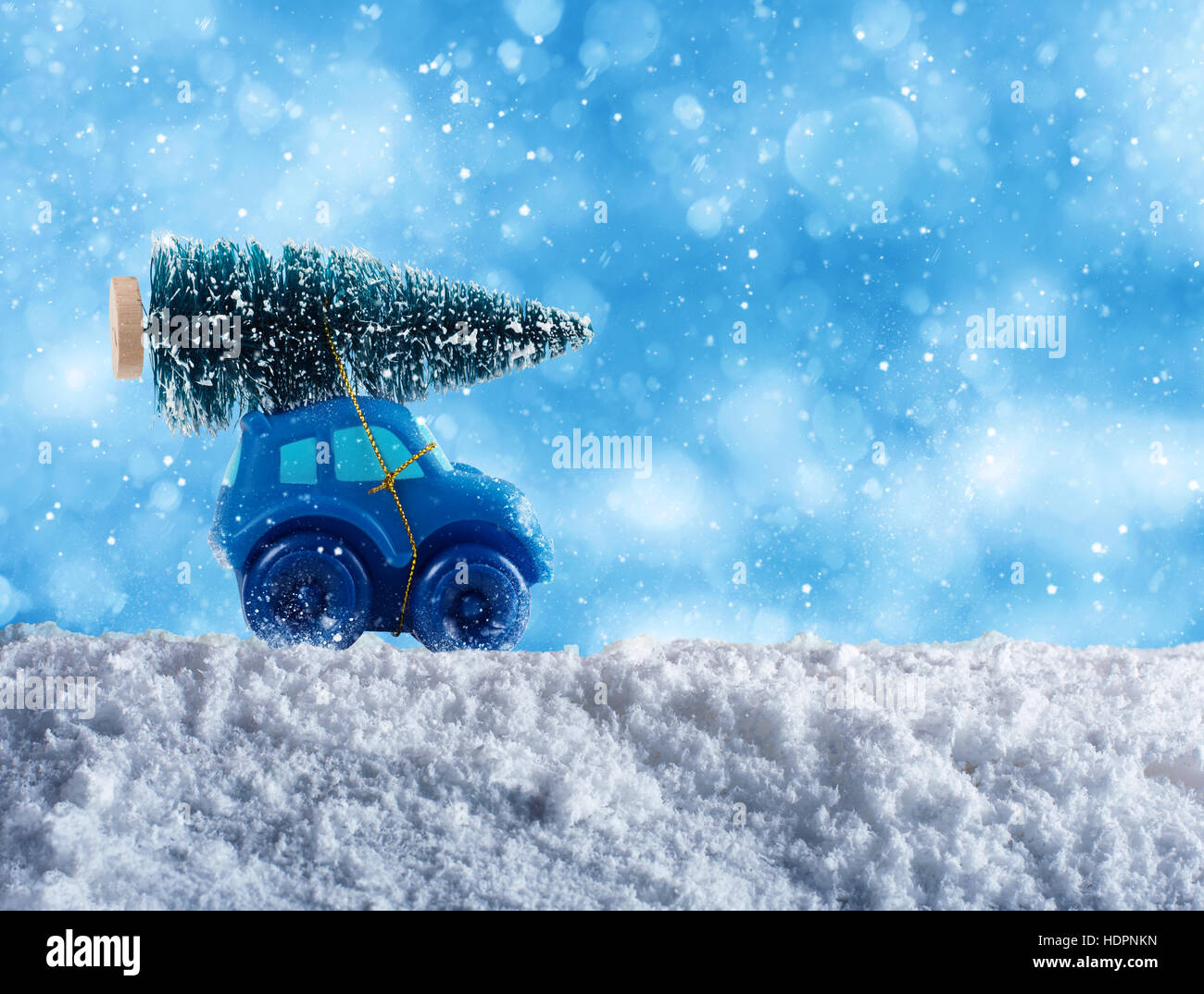 Snowy holiday hi-res stock photography and images - Alamy