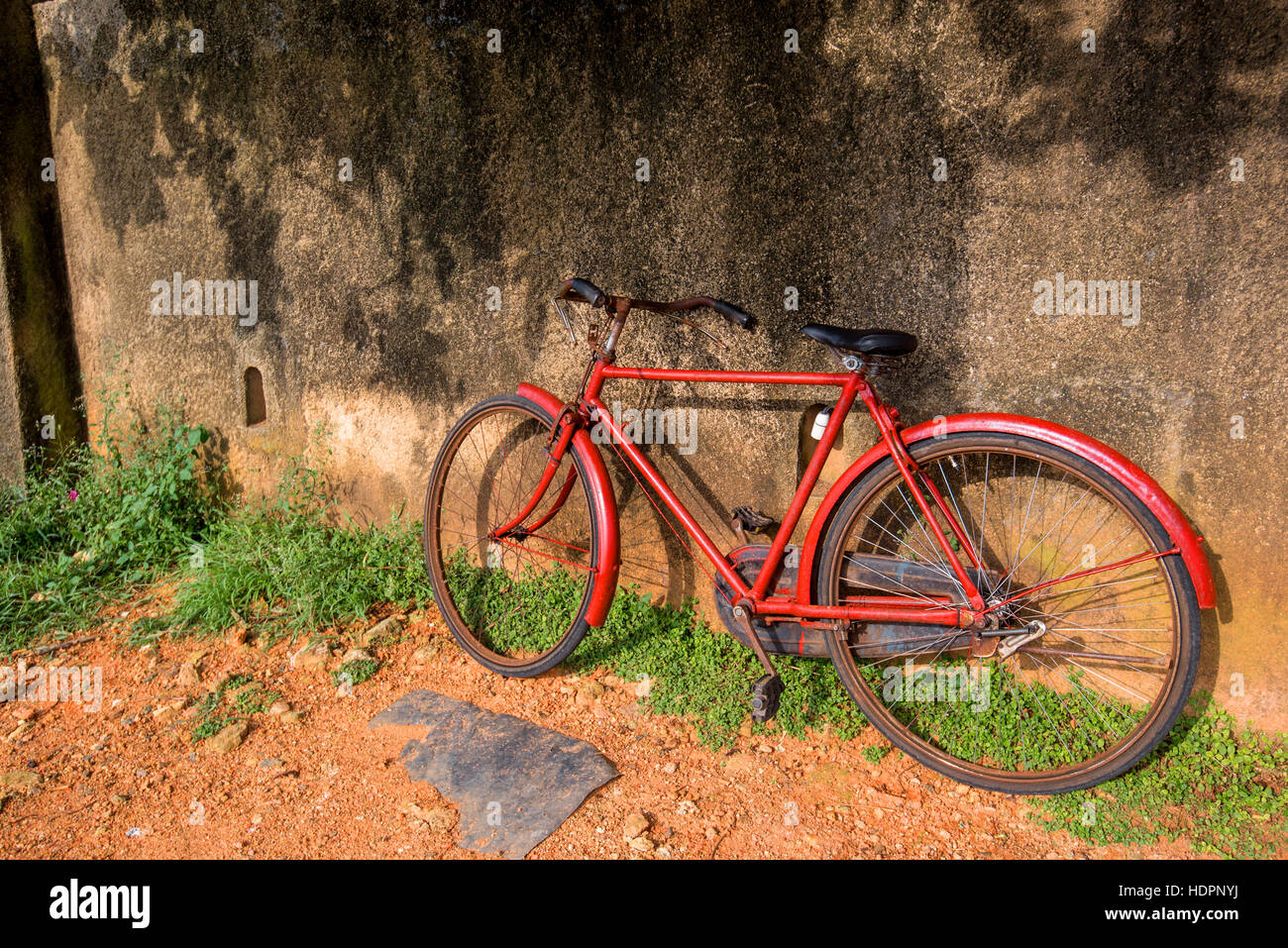 Vintage red bicycle Stock Photo - Alamy