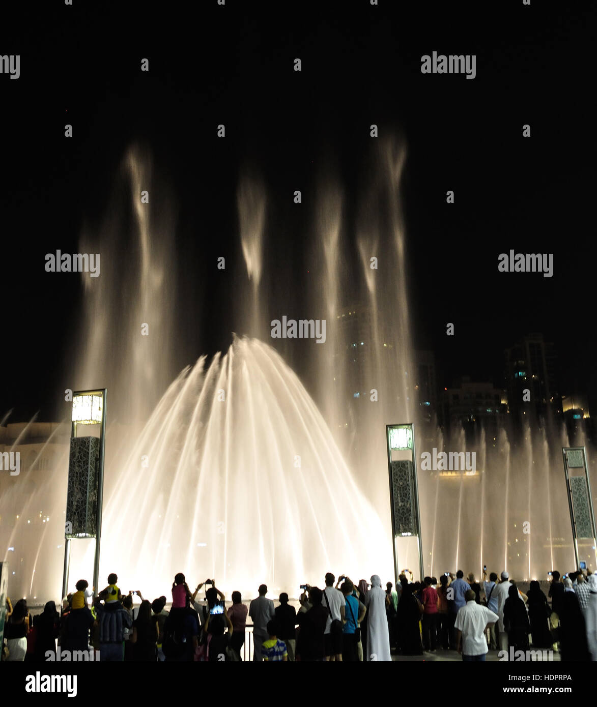 Music crowds watching hi-res stock photography and images - Alamy