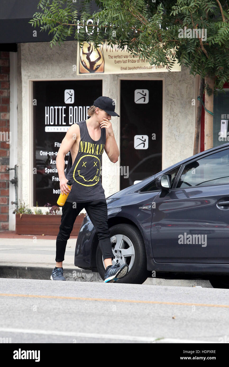 Austin Butler showing off his biceps while out for a yoga class in ...