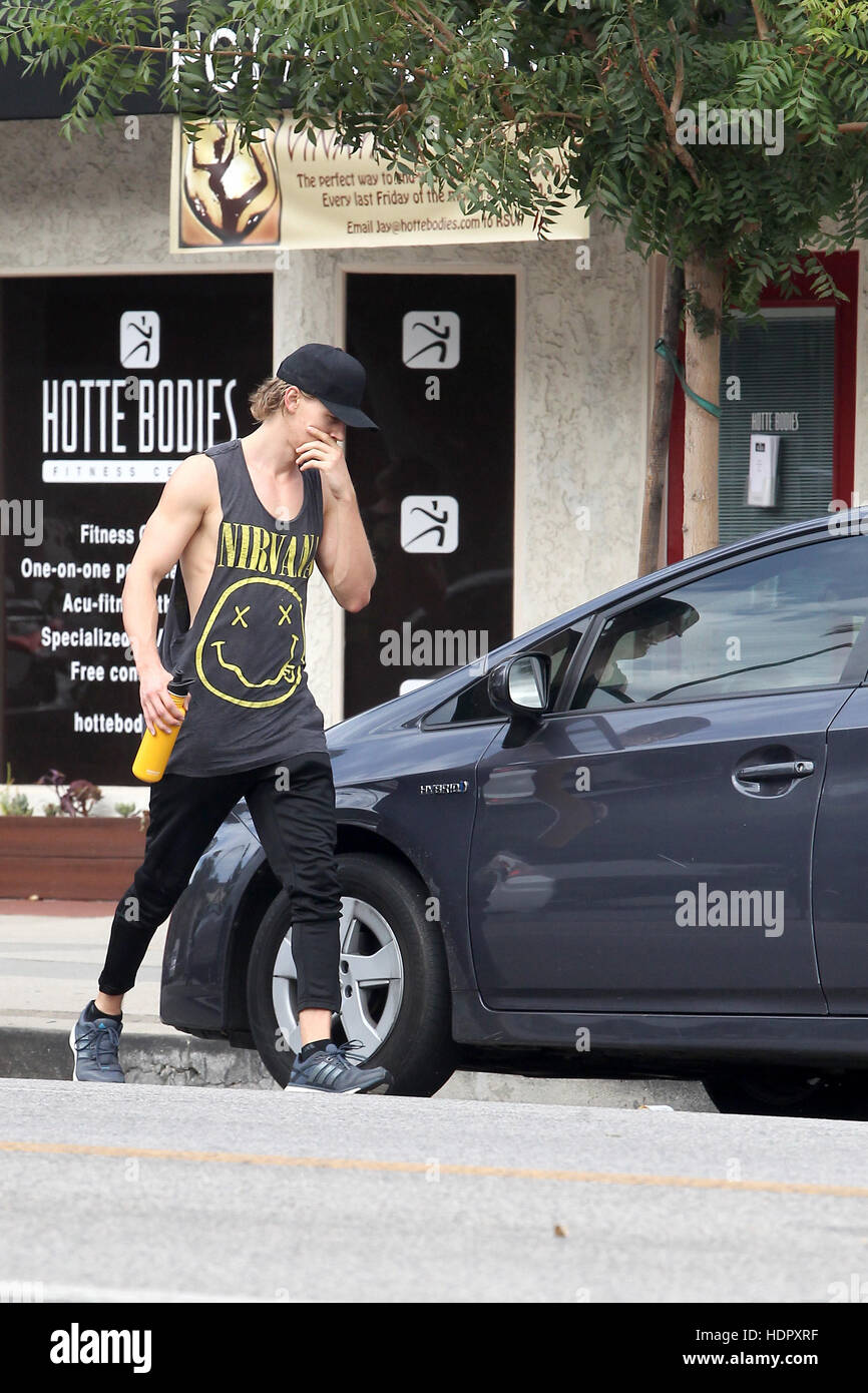 Austin Butler showing off his biceps while out for a yoga class in ...