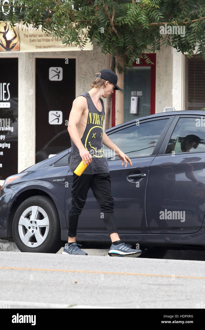 Austin Butler showing off his biceps while out for a yoga class in ... Austin Butler showing off his biceps while out for a yoga class in ...