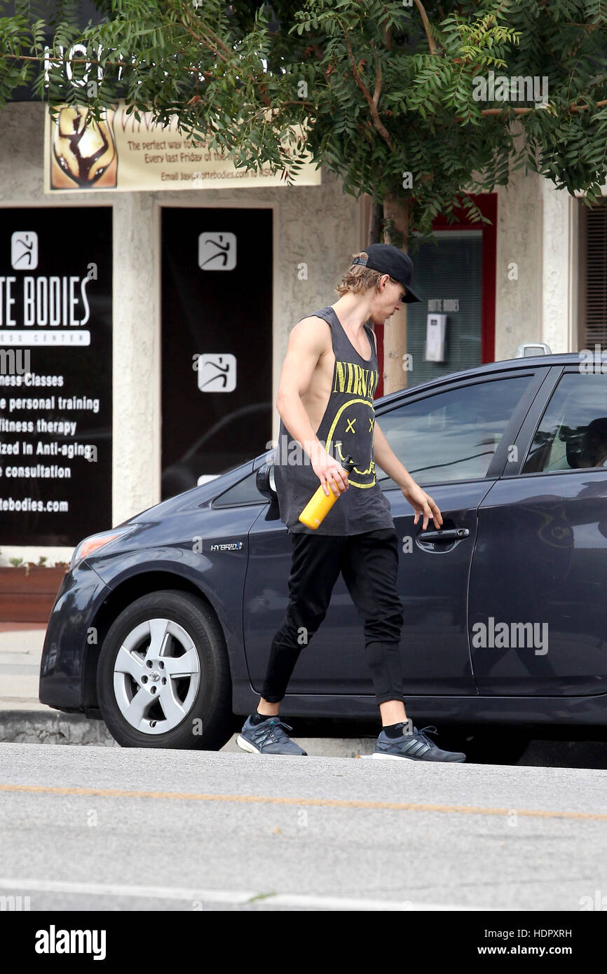 Austin Butler showing off his biceps while out for a yoga class in ...