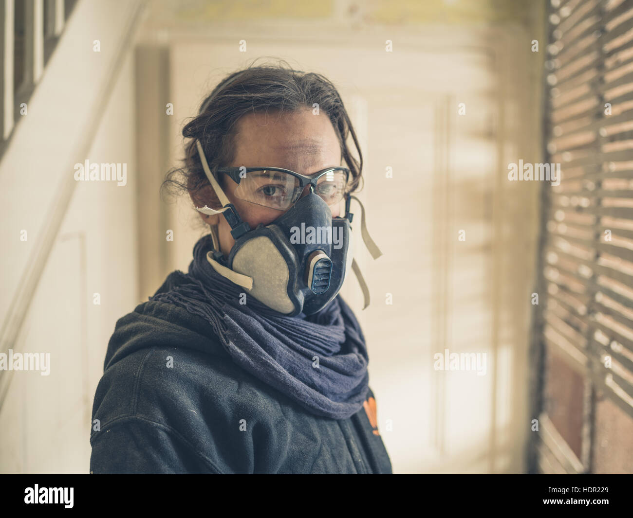 Worker wearing dust mask hi-res stock photography and images - Alamy