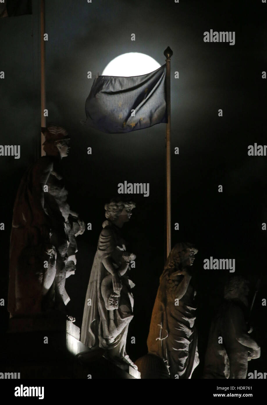 Social moon ireland hi-res stock photography and images - Alamy