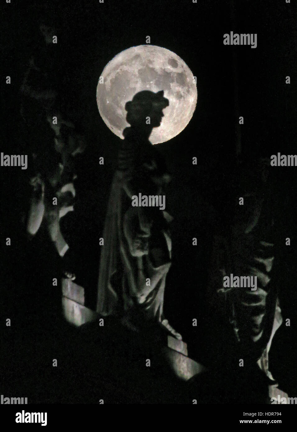 A full moon over Dublin's Customs House buildings Stock Photo - Alamy