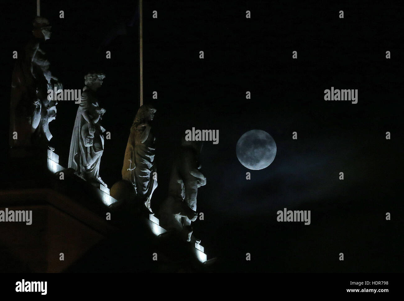A full moon over Dublin's Customs House buildings Stock Photo - Alamy