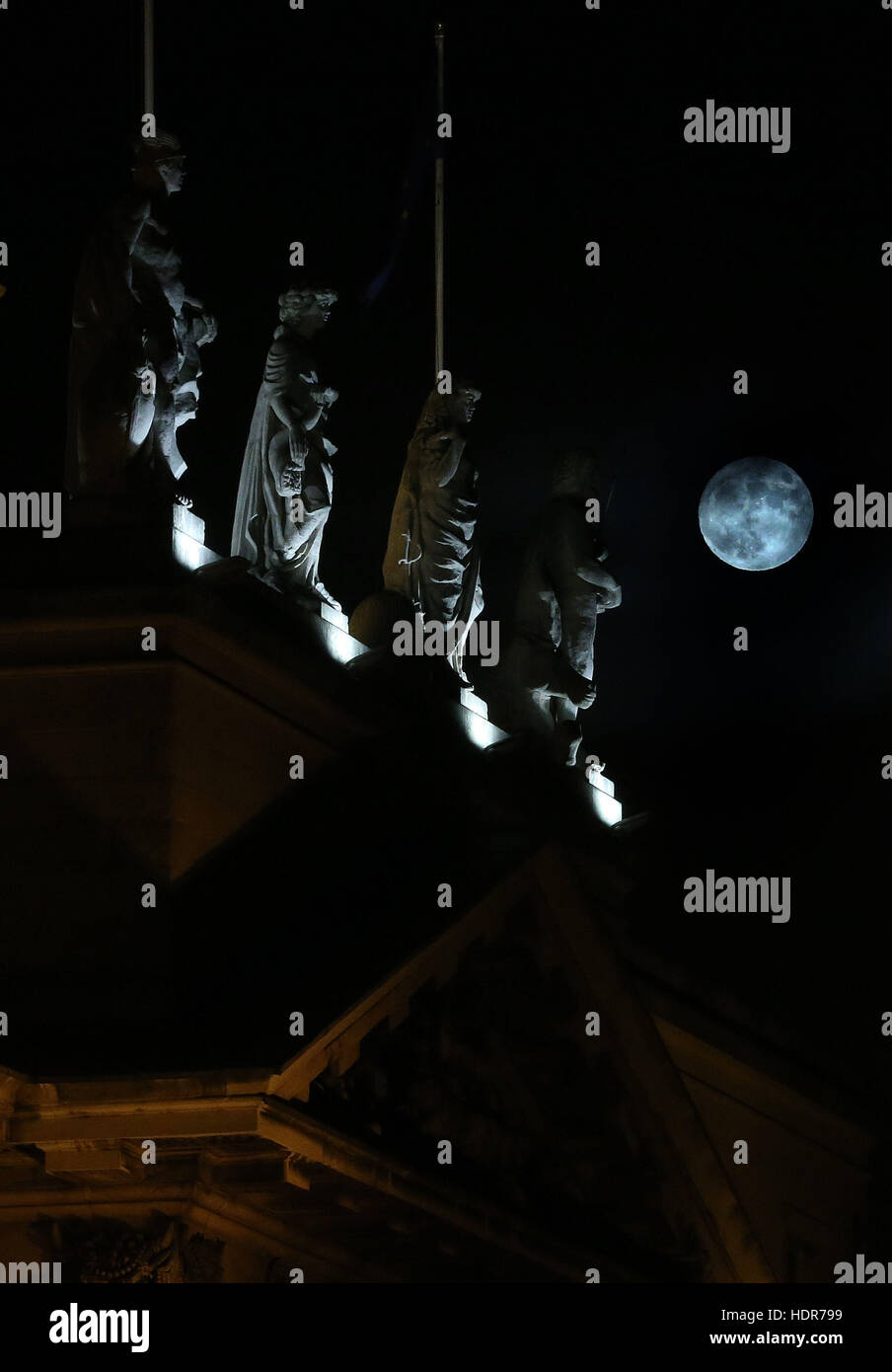 A full moon over Dublin's Customs House buildings Stock Photo - Alamy