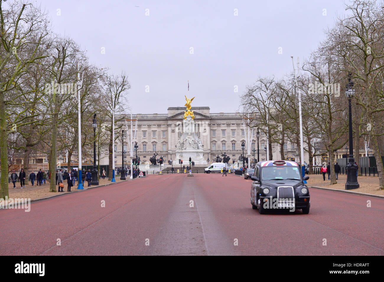 The Mall Buckingham Palace and London cab on gray day, London England Stock Photo - Alamy