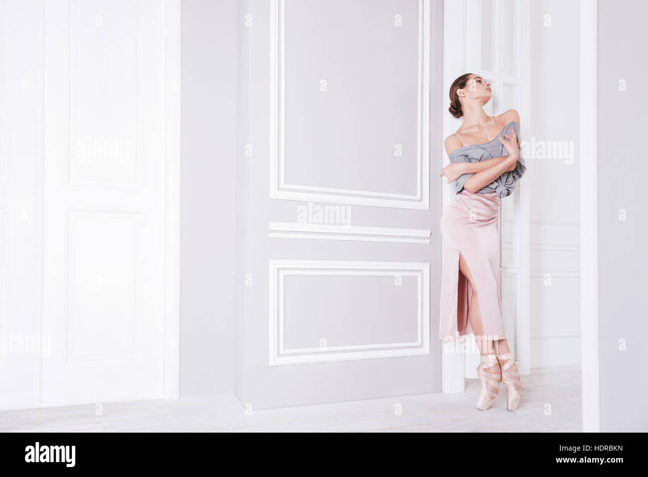 Standing ballet pose hi-res stock photography and images - Alamy