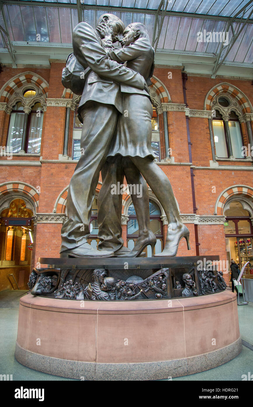 The lovers sculpture at st pancras station hi-res stock photography and ...