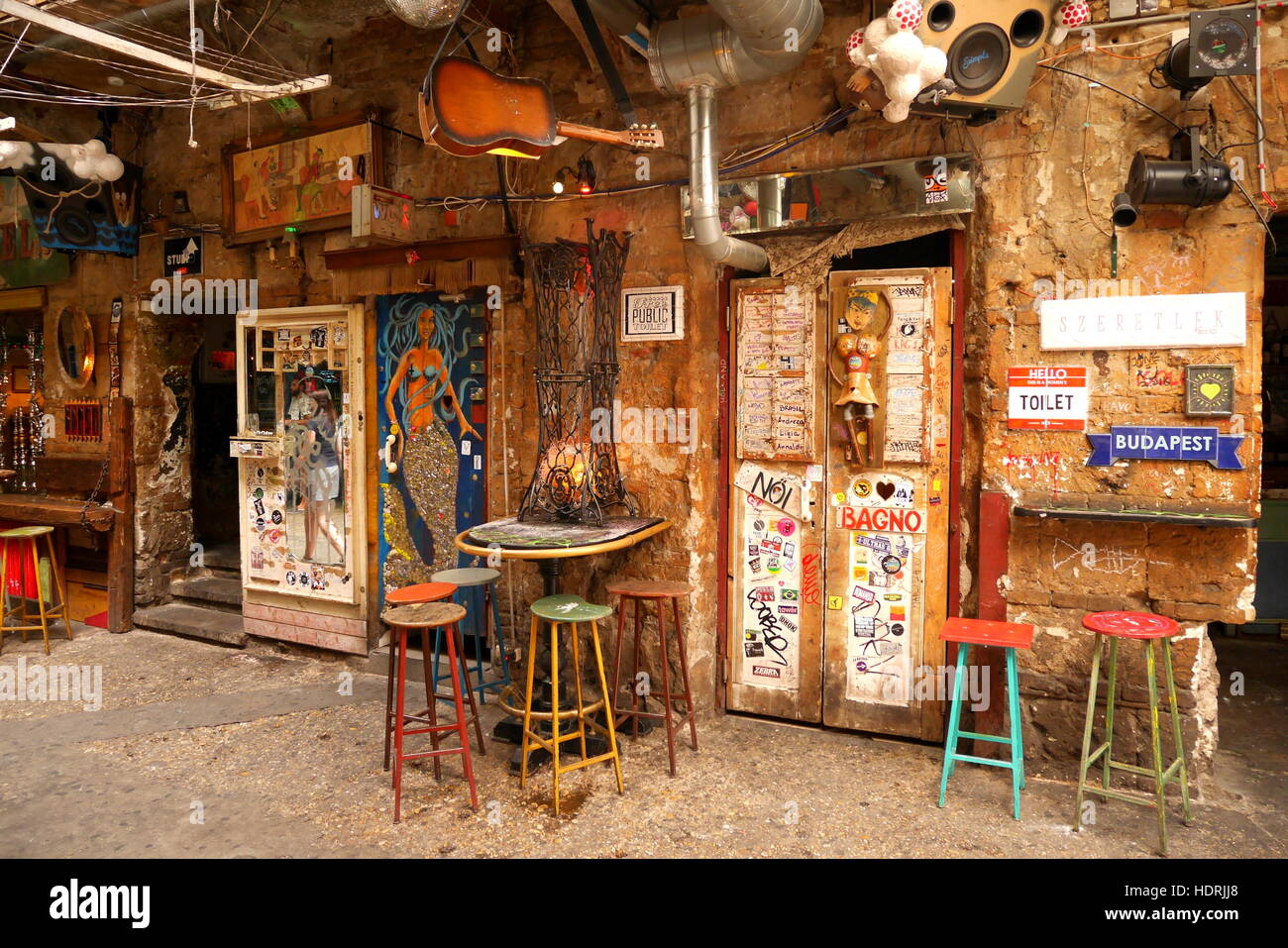 Szimpla kert Ruin Bar, Budapest, Hungary Stock Photo - Alamy