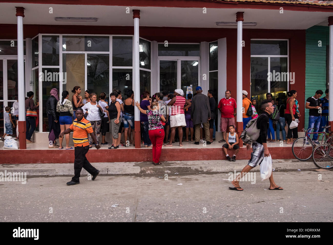 Supermarket queue hi-res stock photography and images - Alamy